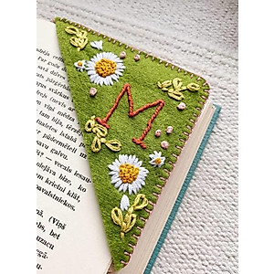 HYOIIO Corner Bookmark, Personalized Hand Embroidered Corner Bookmark, Hand Stitched Felt Corner Letter Bookmark, Felt Triangle Bookmark, Cute Flower Letter Embroidery Bookmarks for Book Lovers(M)