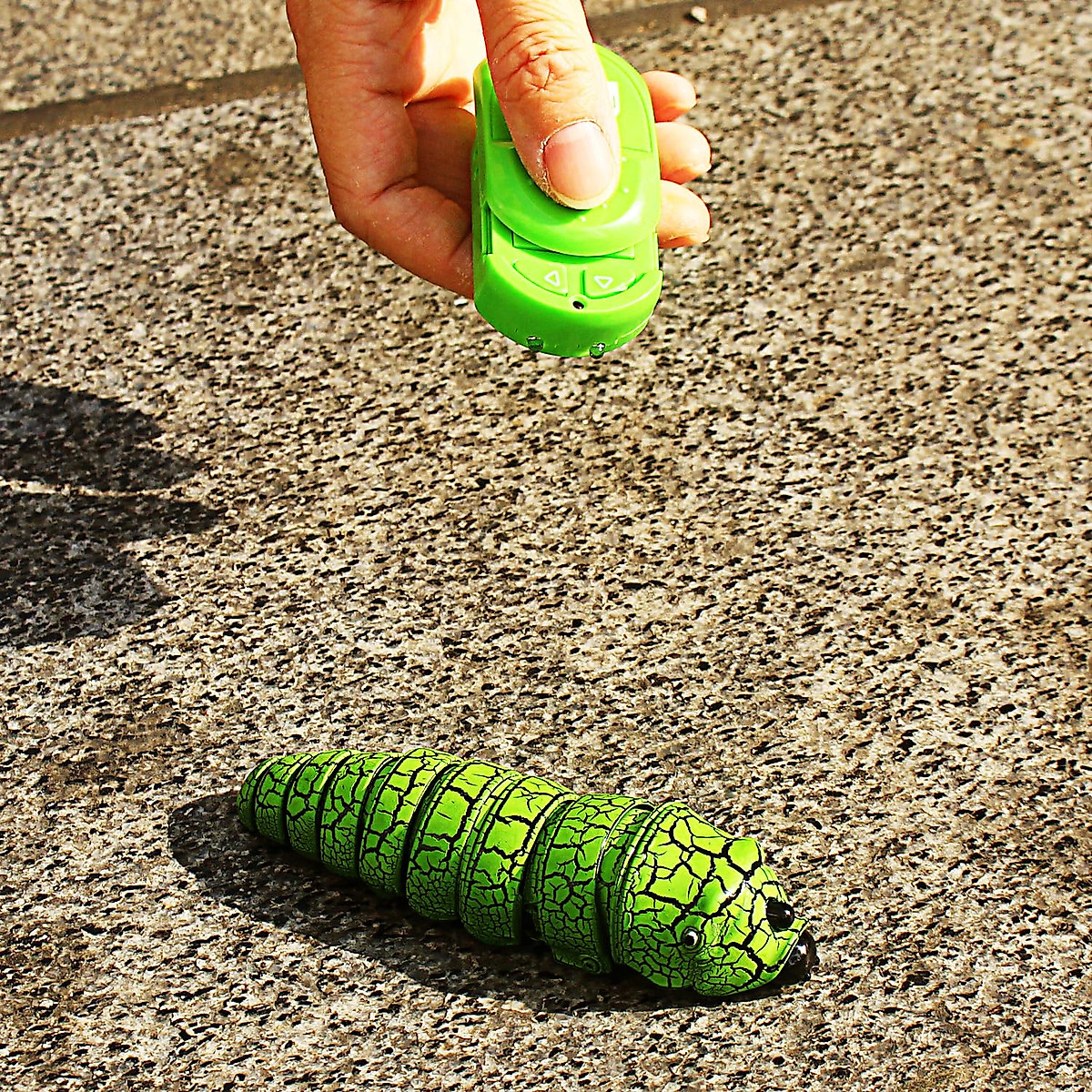 Tipmant RC Bug Remote Control Worm Realistic Caterpillar Inchworm Electronic Animal Toys Fake Insect Car Vehicle Kids Birthday Gifts (Green)