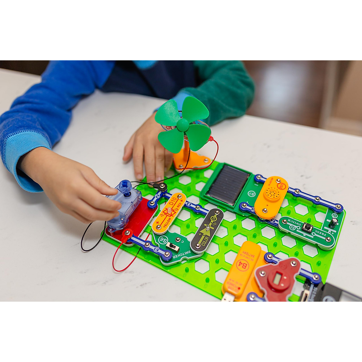 Snap Circuits Green Energy Electronics Exploration Kit | Over 125 Exciting STEM Projects | Full Color Project Manual | 45+ Snap Circuits Parts | STEM Educational Toys for Kids 8+
