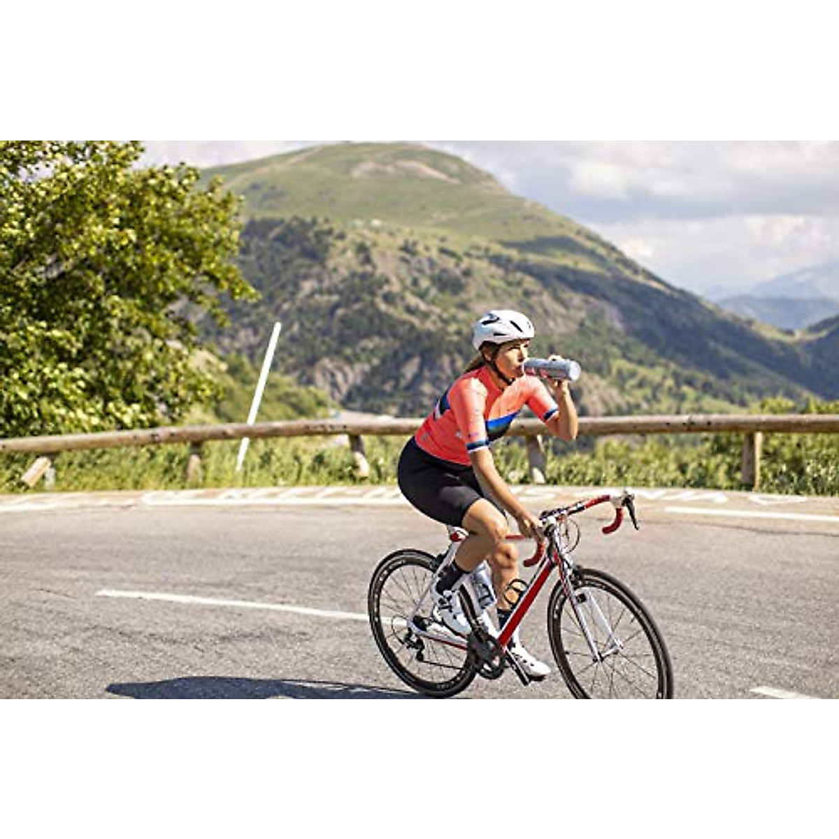 CamelBak Podium Chill Insulated Bike Water Bottle - Easy Squeeze Bottle - Fits Most Bike Cages - 21oz, Navy Perforated