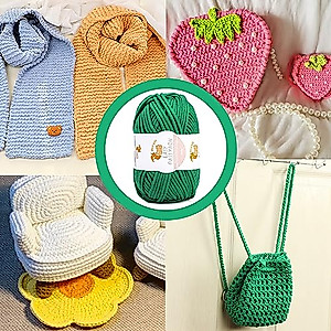 Fedmut Chunky Easy Yarn for Crocheting, 200g Crochet Yarn for Beginners with Crochet Hook, Thick Chunky Yarn with Easy-to-See Stitches for Dolls, Bags and Beginners Crocheting (Emerald Green)