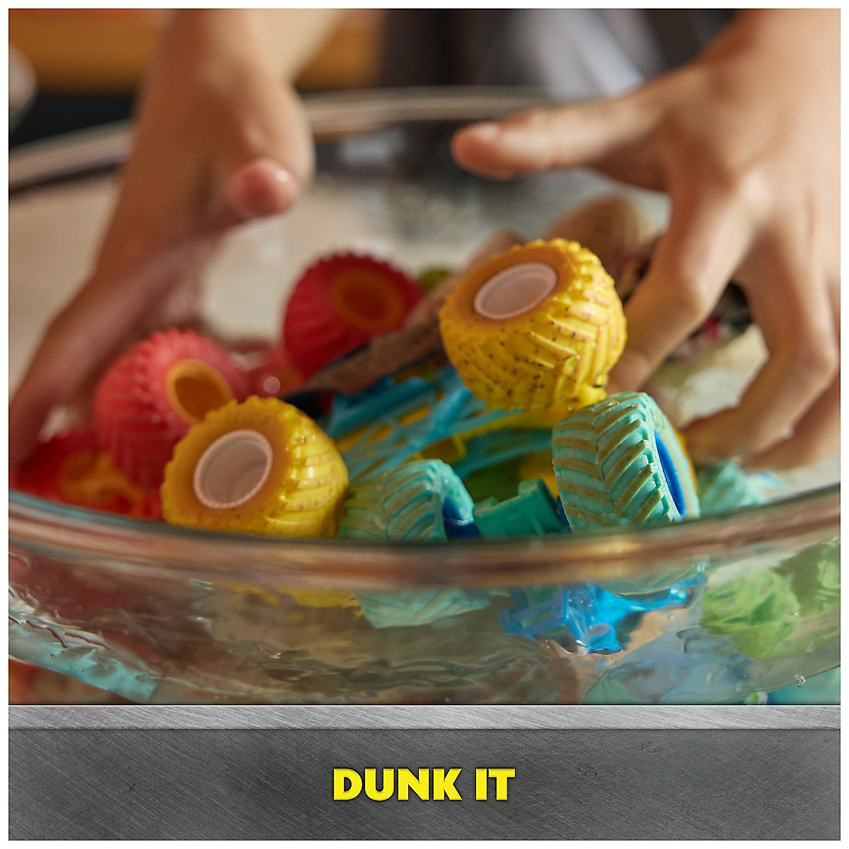 Monster Jam Mud Blasters, Monster Mutt Dalmatian Dunk Tank Playset, Color Change Action, Kids Toy Gifts for Boys and Girls Ages 3 and Up