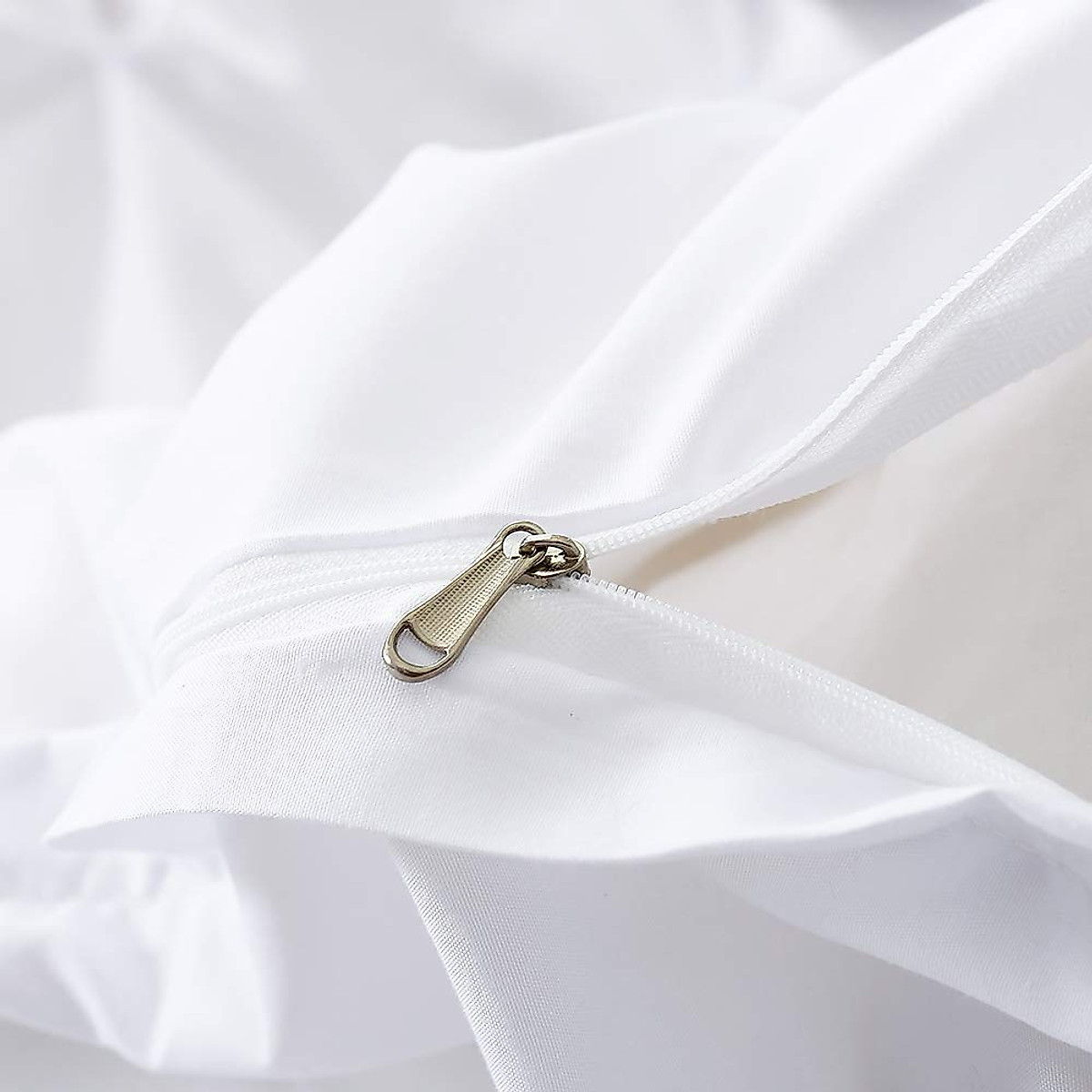 Pinch Pleated Duvet Cover with Zipper Closure and 2 Pillow Shams Silky Satin Pintuck Duvet Cover Set, Elegant Comforter Cover 3 Pieces Set (White, King/Cal King)