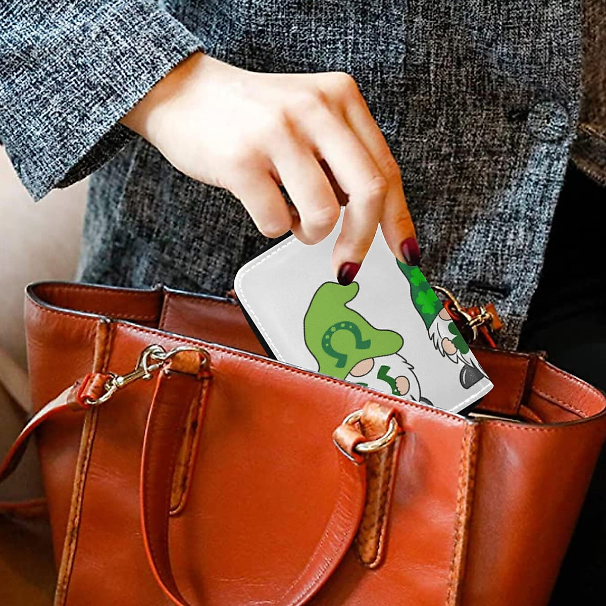 St Patrick Day Gnomes with Green Shamrock Clovers Leaves on WhiteGrey Credit Card Coin wallet, RFID Blocking Compact Women Leather Card Holder, Key Change Organizer, Zipper Purse Clutch Pouch