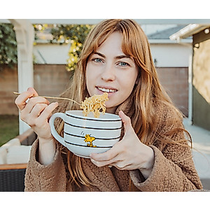 Silver Buffalo Peanuts Snoopy and Woodstock Ceramic Soup Mug with Vented Plastic Lid, 24 Ounces, 1 Count (Pack of 1)