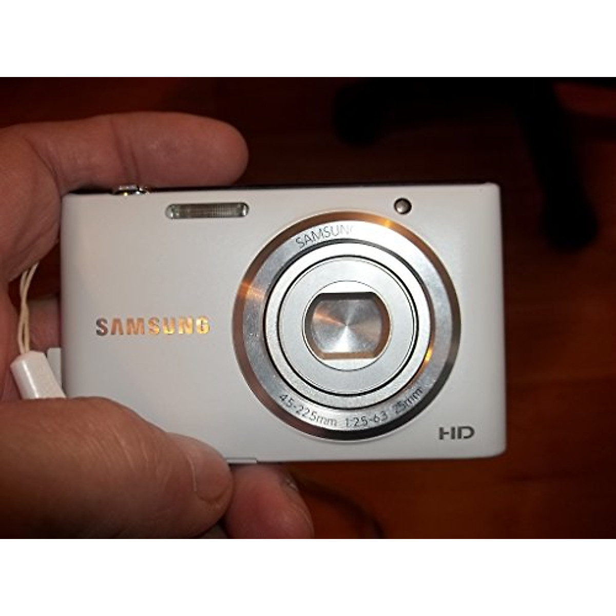 Samsung ST72 16.2 Mega Pixel Digital Camera with 3-Inch LCD Display (white)