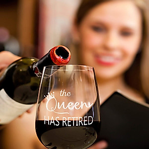 YHRJWN Retirement Gifts For Women - The Queen Has Retired Wine Glass - 15 oz Funny Stemless Wine Glass - Funny Retirement Gift for Her Mom Coworker