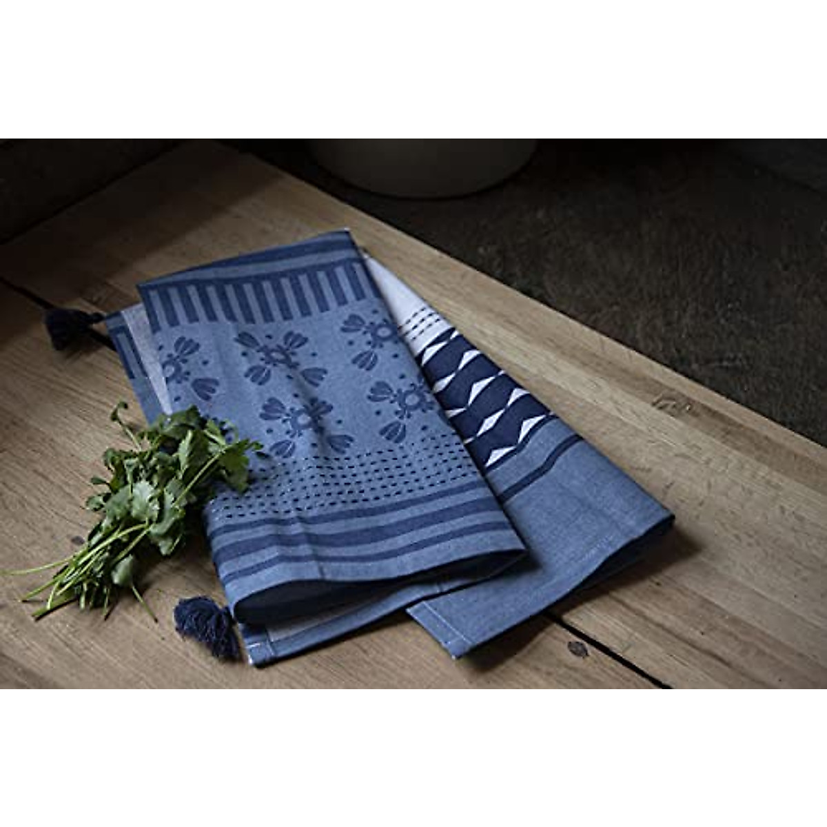 Foreside Home & Garden Blue Abstract Pattern 27 x 18 Inch Woven Cotton Kitchen Tea Towel with Hand Sewn Tassels