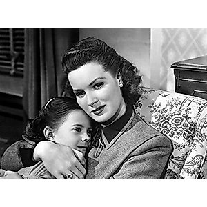 Posterazzi Miracle On 34Th Street Natalie Wood Maureen O'Hara 1947 Tm and Copyright (C) 20Th Century-Fox Film All Rights Reserved Photo Poster Print, (28 x 22), Varies