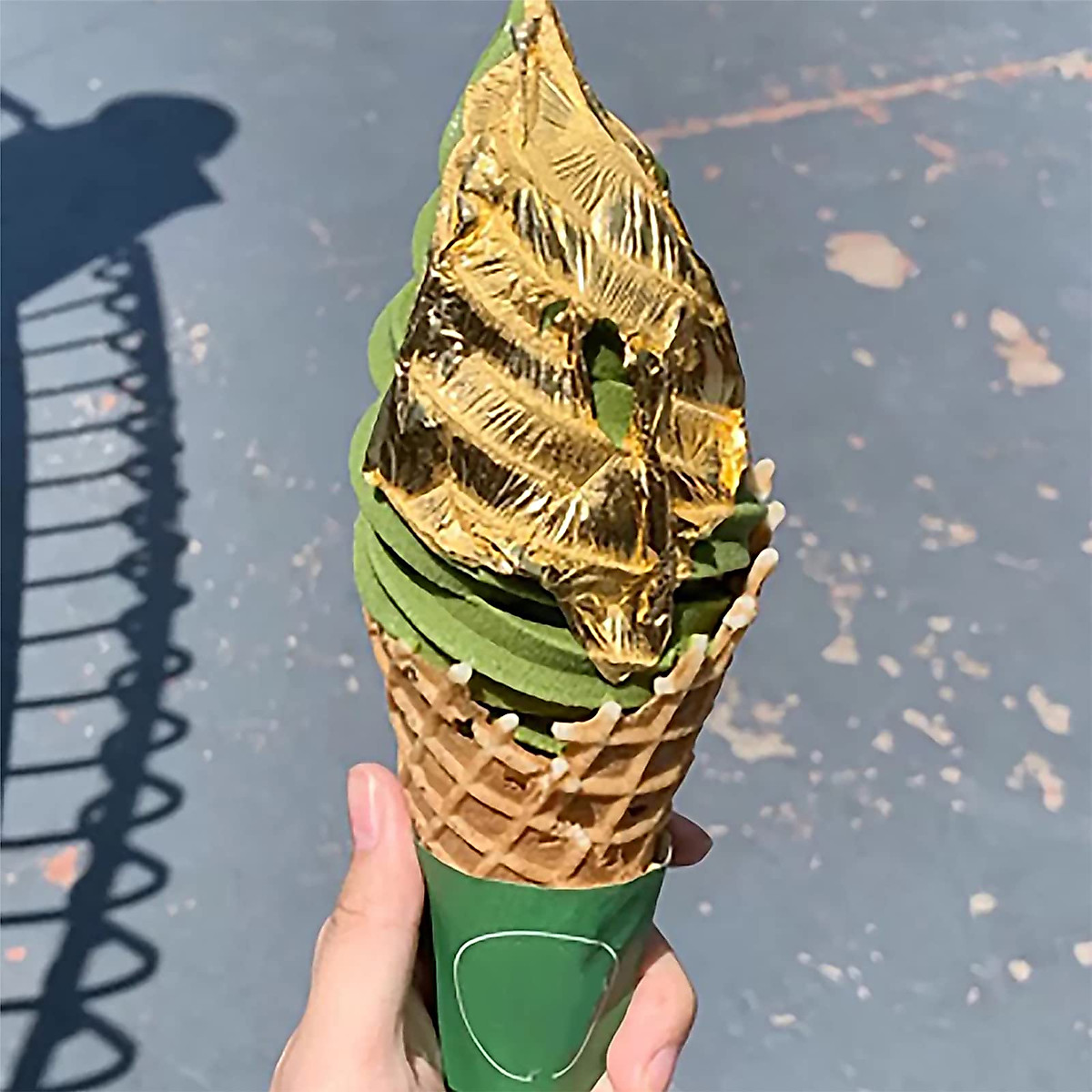 Edible 24K Gold Foil Leaf Sheets, 30 Sheets Real Gold Leaf Leafing Sheets Foil Paper for Cake Chocolates Decorating Bakery Pastry Cooking Beauty Routine Makeup Health Spa Art Craft Work