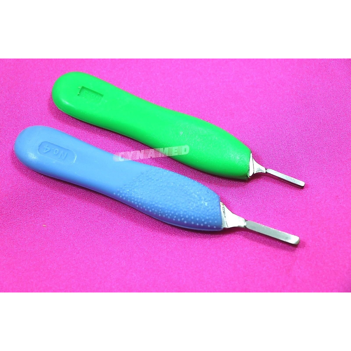 200 Scalpel Blades #10 + #20 with #3#4 Plastic Handle - Suitable for Dermaplaning (CYNAMED)