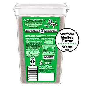 TEMPTATIONS Classic Crunchy and Soft Cat Treats Seafood Medley Flavor, 30 oz. Tub
