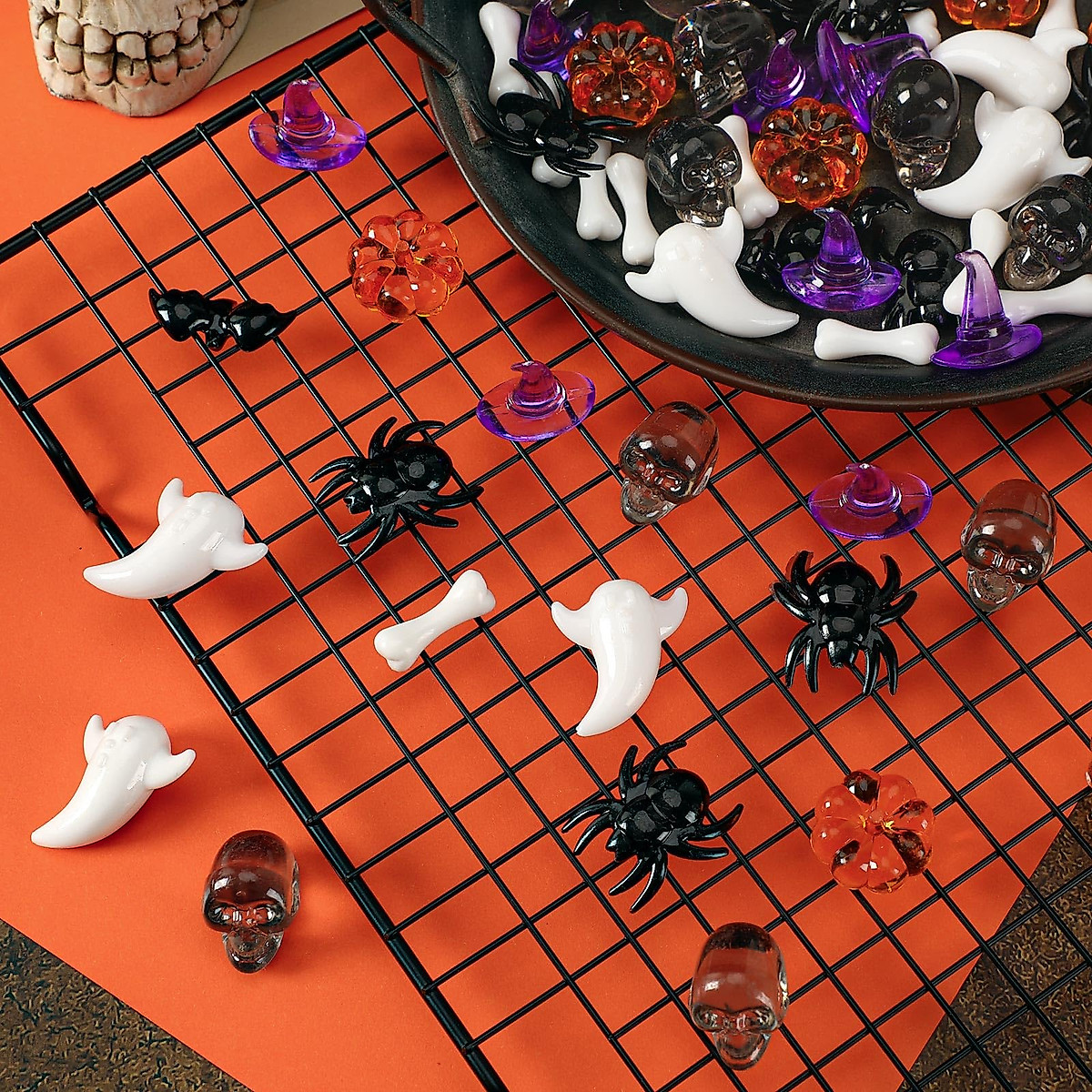 BOARDFEB Halloween Acrylic Vase Filler, 240pcs Acrylic Pumpkin Ghost Bat Skull Head Witch Hats Gems Sensory Bin Table Scatter Vase Filler for Autumn DIY Crafts Home Centerpieces Table Decorations