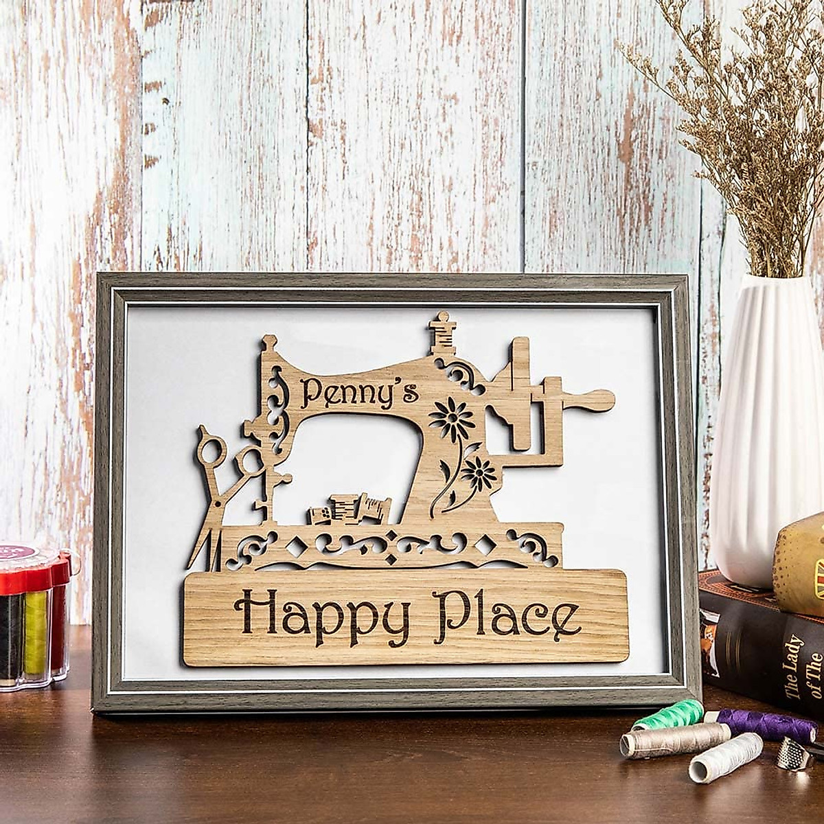 iDWYN Custom Name Engraved Sewing Room Sign for Retro Wall Decor Plaque Home Gate Garden Bars Restaurants Cafes Office Store Pubs Club Universal Household Signs Gift Mom Grandma Friend(Quilting Room)