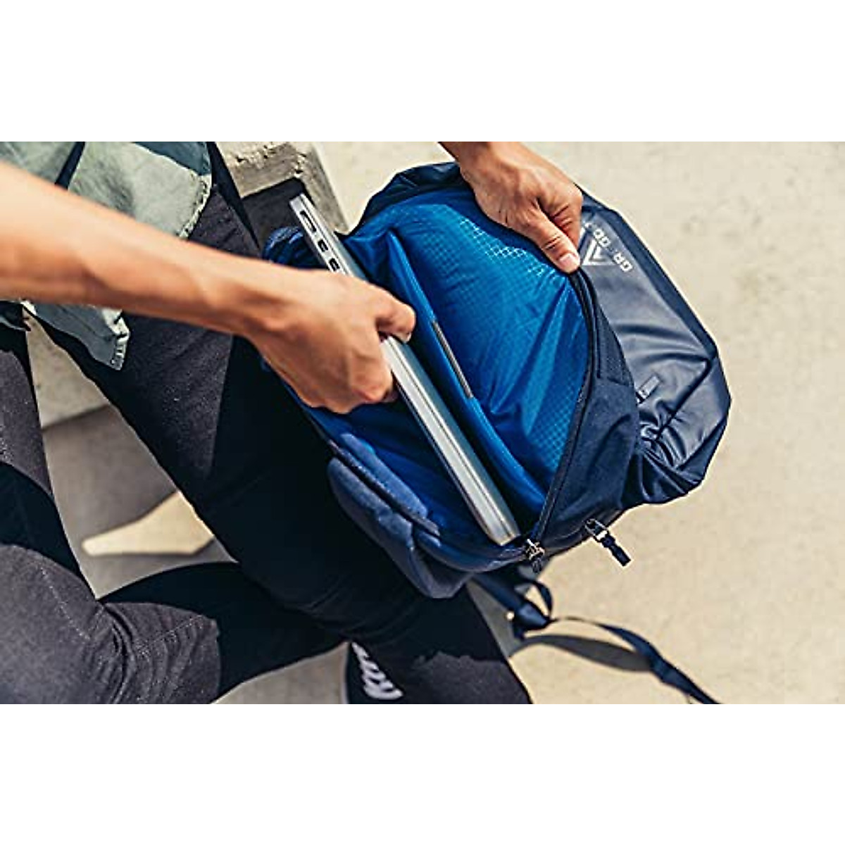 Gregory Mountain Products Resin 25 Everyday Outdoor Backpack,Obsidian Black,One Size