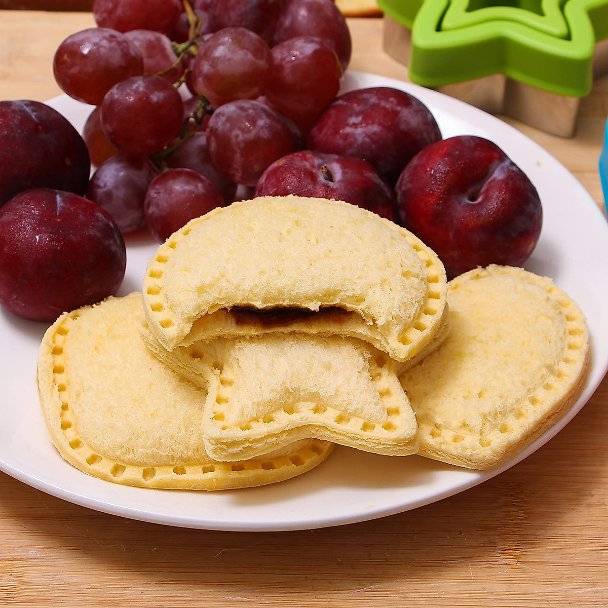 BakingWorld Sandwich Cutter and Sealer,Set of 4 Bread Sandwich Decruster Pancake Maker DIY Cookie Cutters for Kids Bento Box,Round Heart Star Square Shapes Sandwich Decruster Press Mold