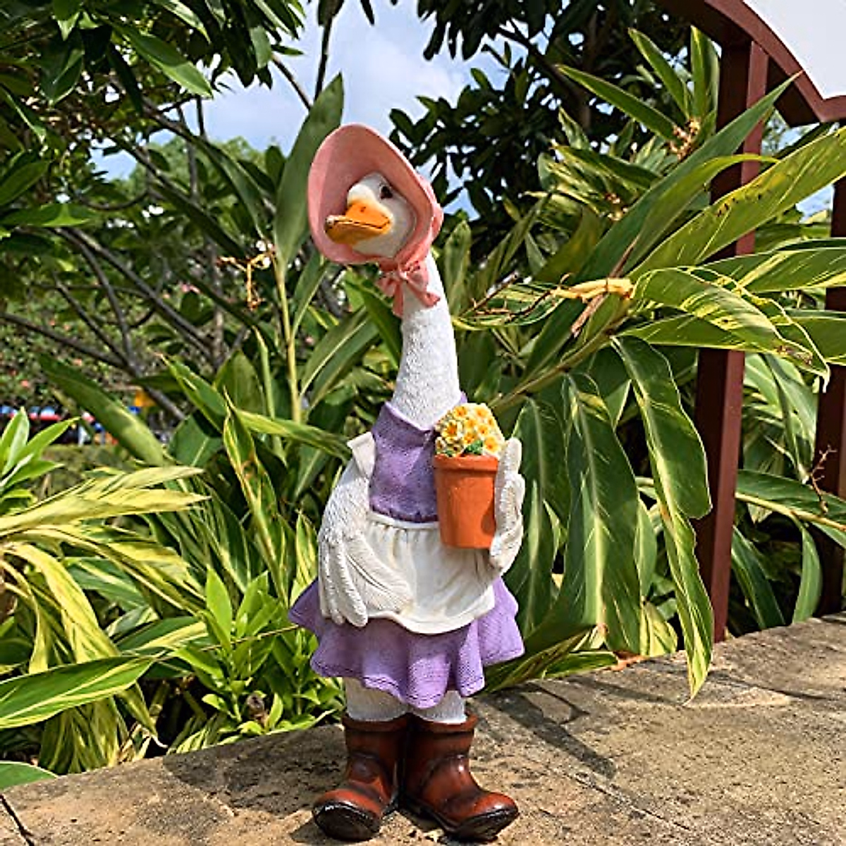 iRonrain Garden Statues Gardener Couple Duck, Indoor Outdoor Decorations Cute Ducks Art Décor Goose Figurine Ornament for Yard Home Garden Patio and Office (Female)