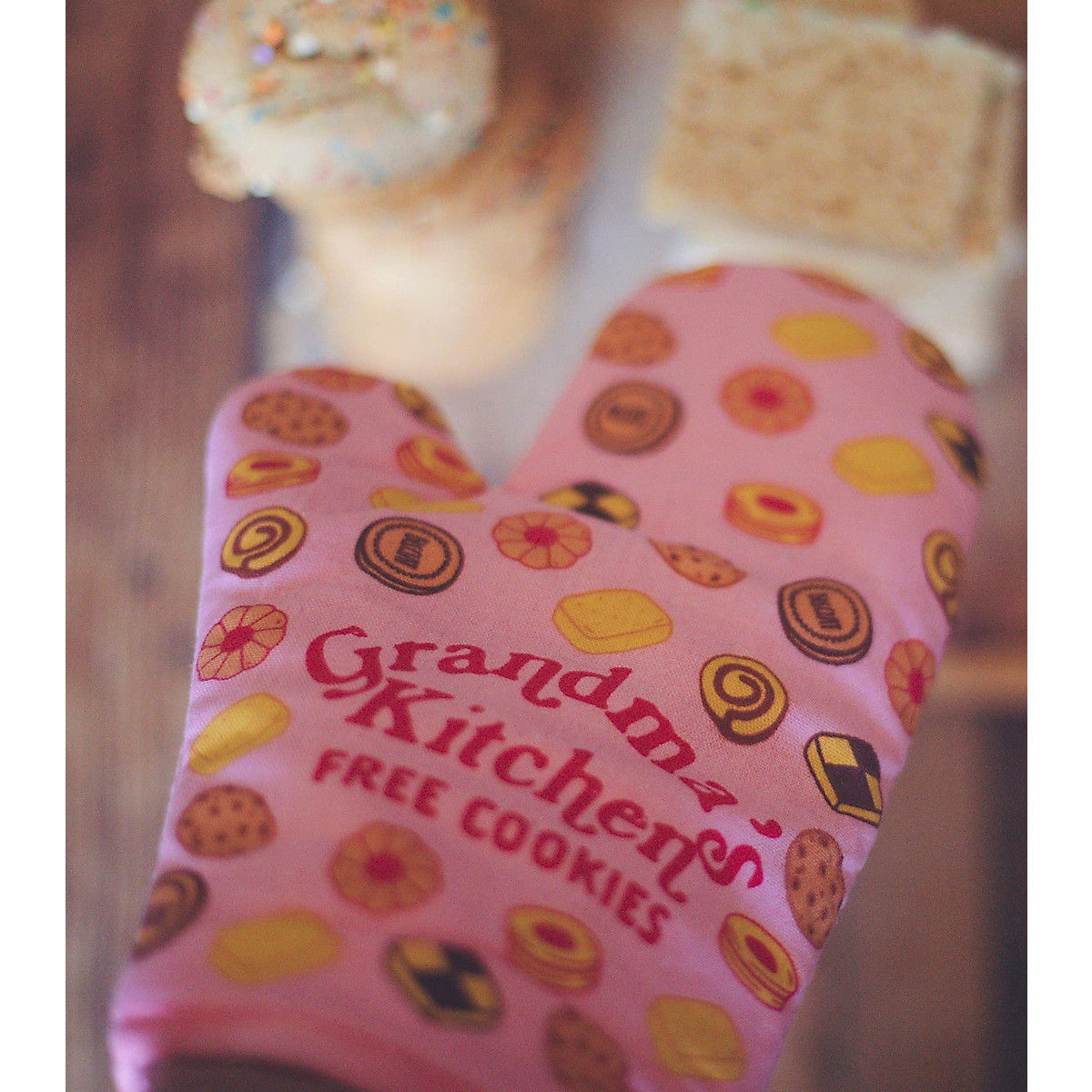 Grandmas Kitchen Free Cookies Oven Mitt Funny Grandmother Gift Baking Kitchen Glove Funny Graphic Kitchenwear Funny Grandma Novelty Cookware Pink Oven Mitt