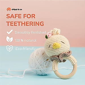 Chippi & Co Wooden Crochet Baby Rattle, Crochet Toys Stuffed Animals Easter Gifts for Kids, Newborn Toys, Unique Easter Basket Stuffers, Basket Filler, Cute Baby Shower Decor (Dora The Chicken)