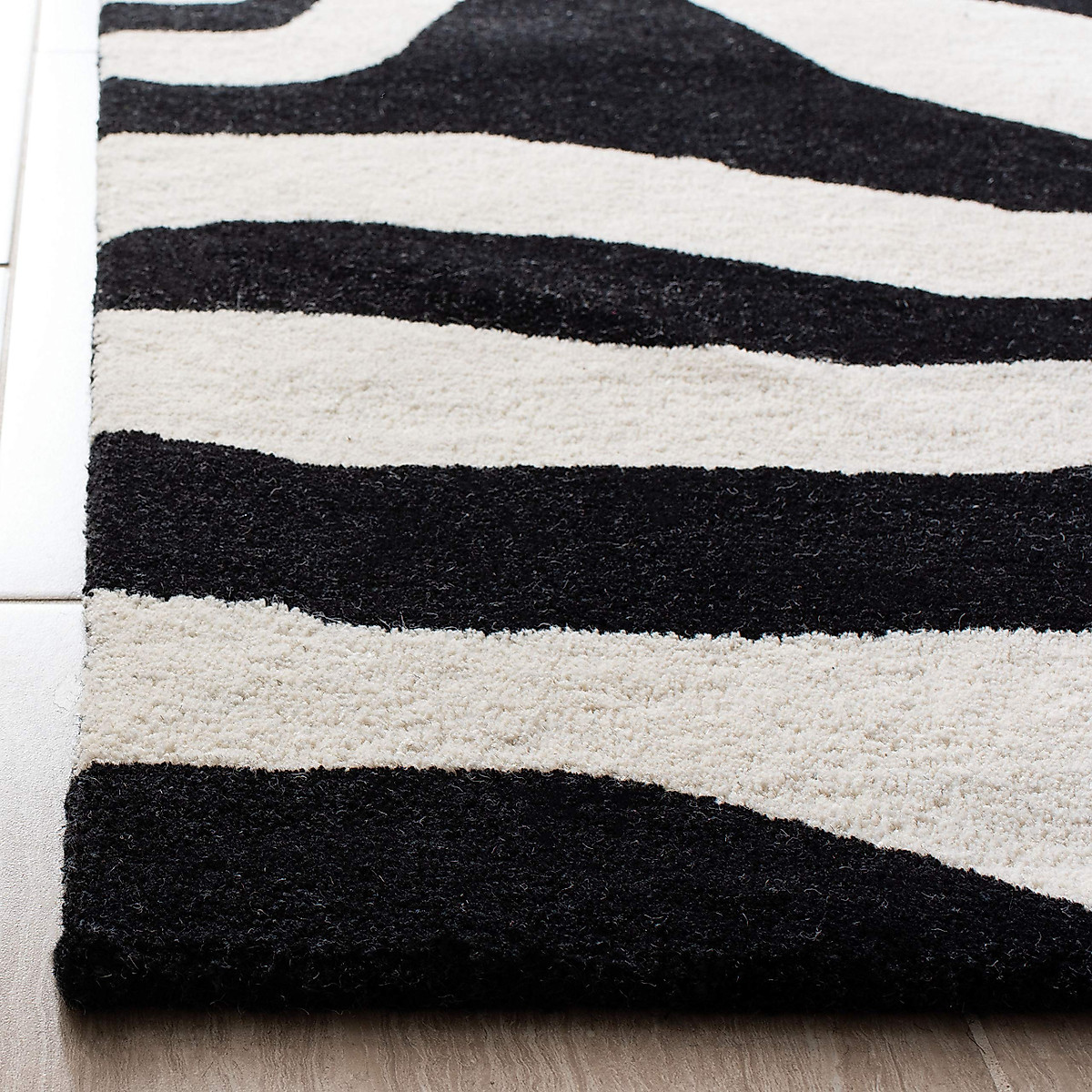 SAFAVIEH Soho Collection 2'6" x 8' White / Black SOH717A Handmade Premium Wool Runner Rug