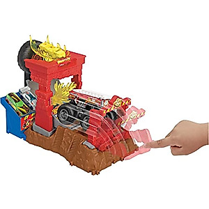 Hot Wheels Arena Smashers 5-Alarm Fire Crash Challenge Playset, 5-Alarm Toy Truck in 1:64 Scale & Crushable Car
