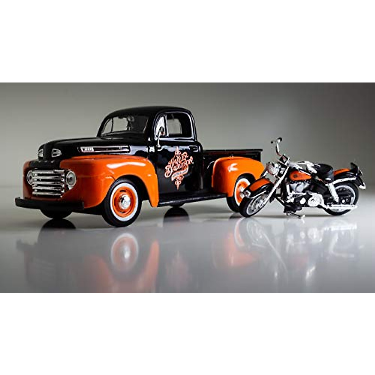 Maisto 1:24 W/B Harley Davidson 1948 Ford F1 Pick UP & FLH Duo Glide 1958