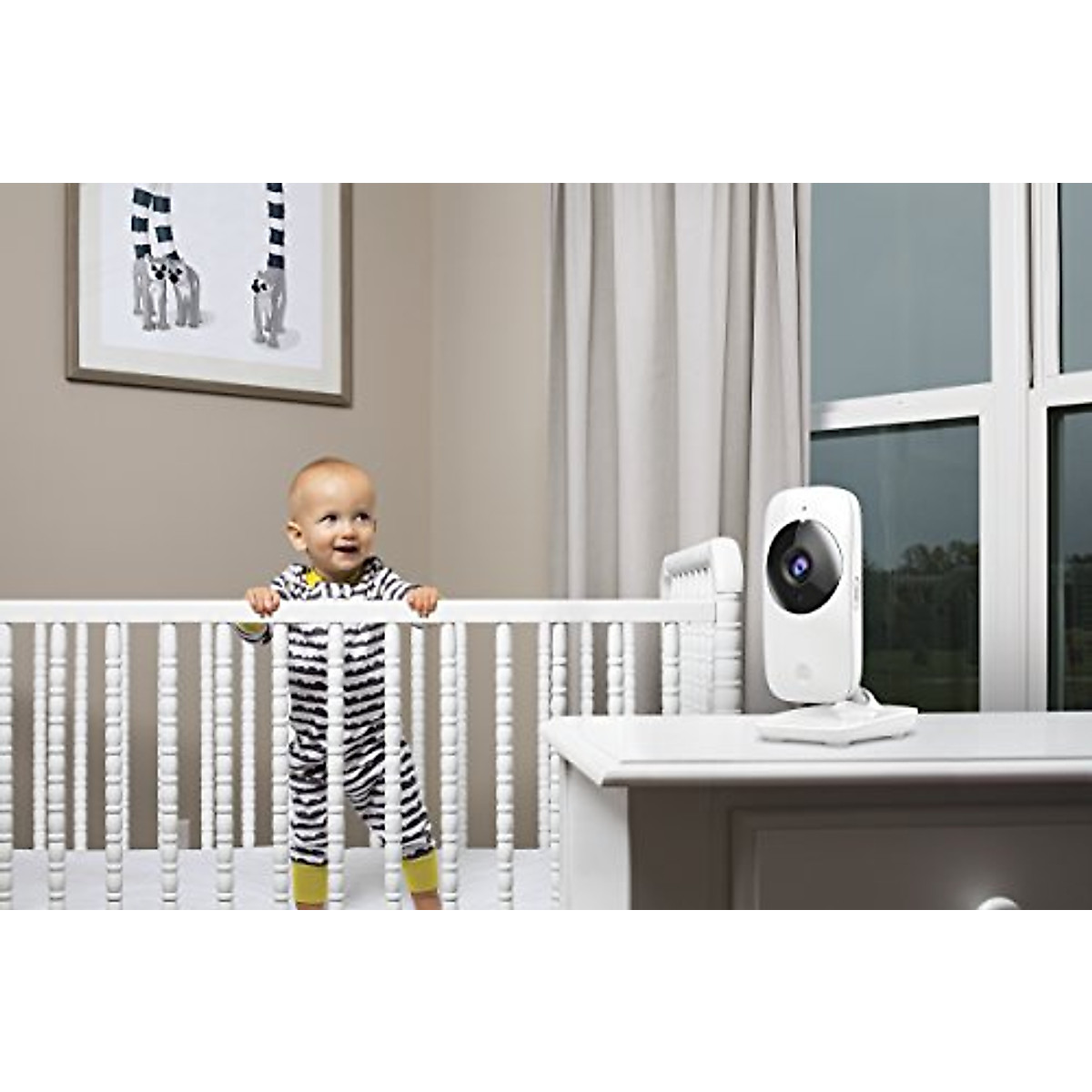 Motorola MBP481 2.4 GHz Digital Video Baby Monitor with 2-Inch Color Display, Digital Zoom, and Infrared Night Vision