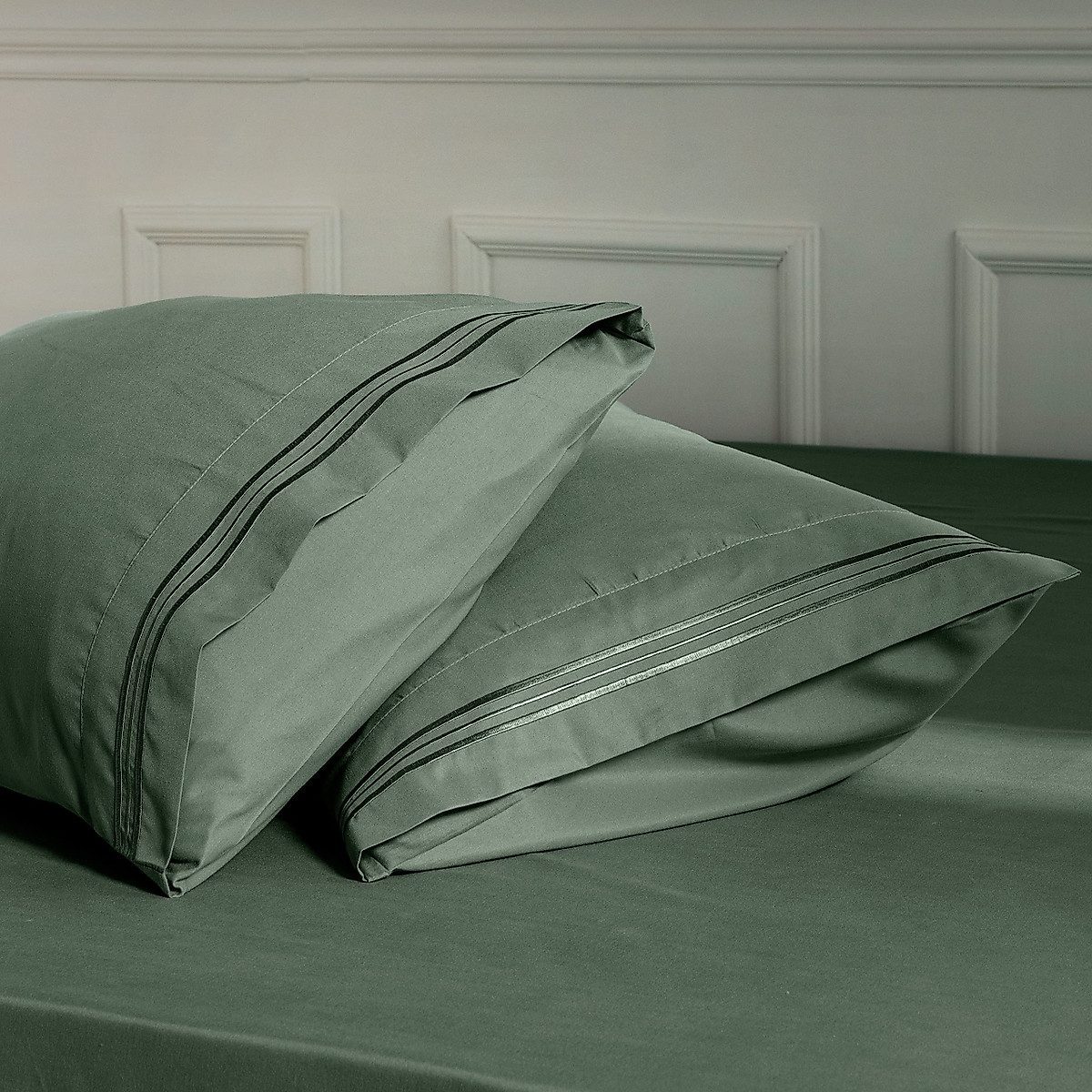 Aormenzy Microfiber Pillow Cases - Standard Size Set of 4-1800 Thread Count Ultra Soft Green Pillowcases - Wrinkle Resistant Pillow Covers with Envelope Closure - 20" x 26"