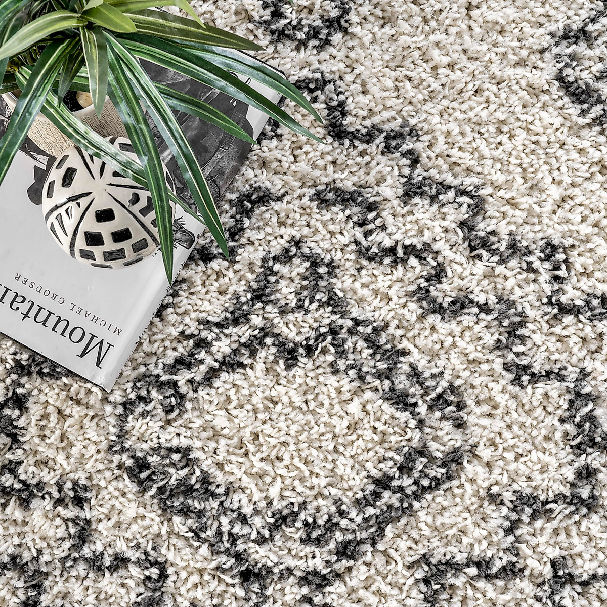 nuLOOM Lacey Moroccan Geometric Shag Runner Rug, 2' 8" x 6', Off White