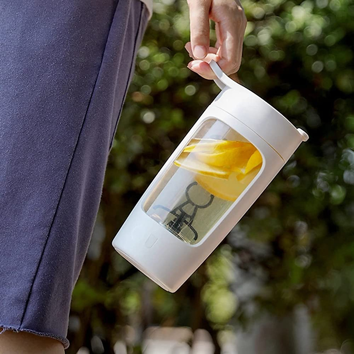 650ml USB Charging Self Stirring Water Bottle Automatic Mixing Mug for Coffee Milk Mixing Water Bottle Cup Drinkware Smart Cup (white)