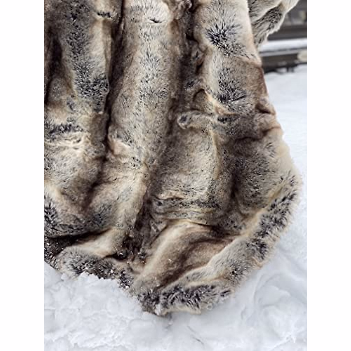 Eikei Luxury Faux Fur Throw Blanket Super Soft Oversized Thick Warm Afghan Reversible to Plush Velvet in Tan Grey Wolf, Cream Mink or Blush Chinchilla, Machine Washable (Chinchilla, 60Wx70L)