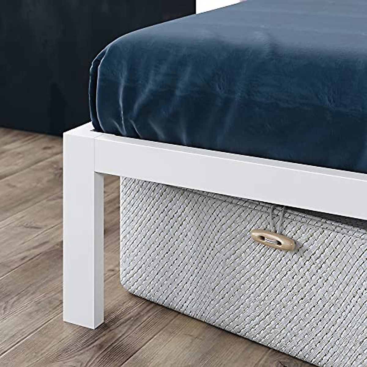 ZINUS Mia Metal Platform Bed Frame / Wood Slat Support / No Box Spring Needed / Easy Assembly, White, Full