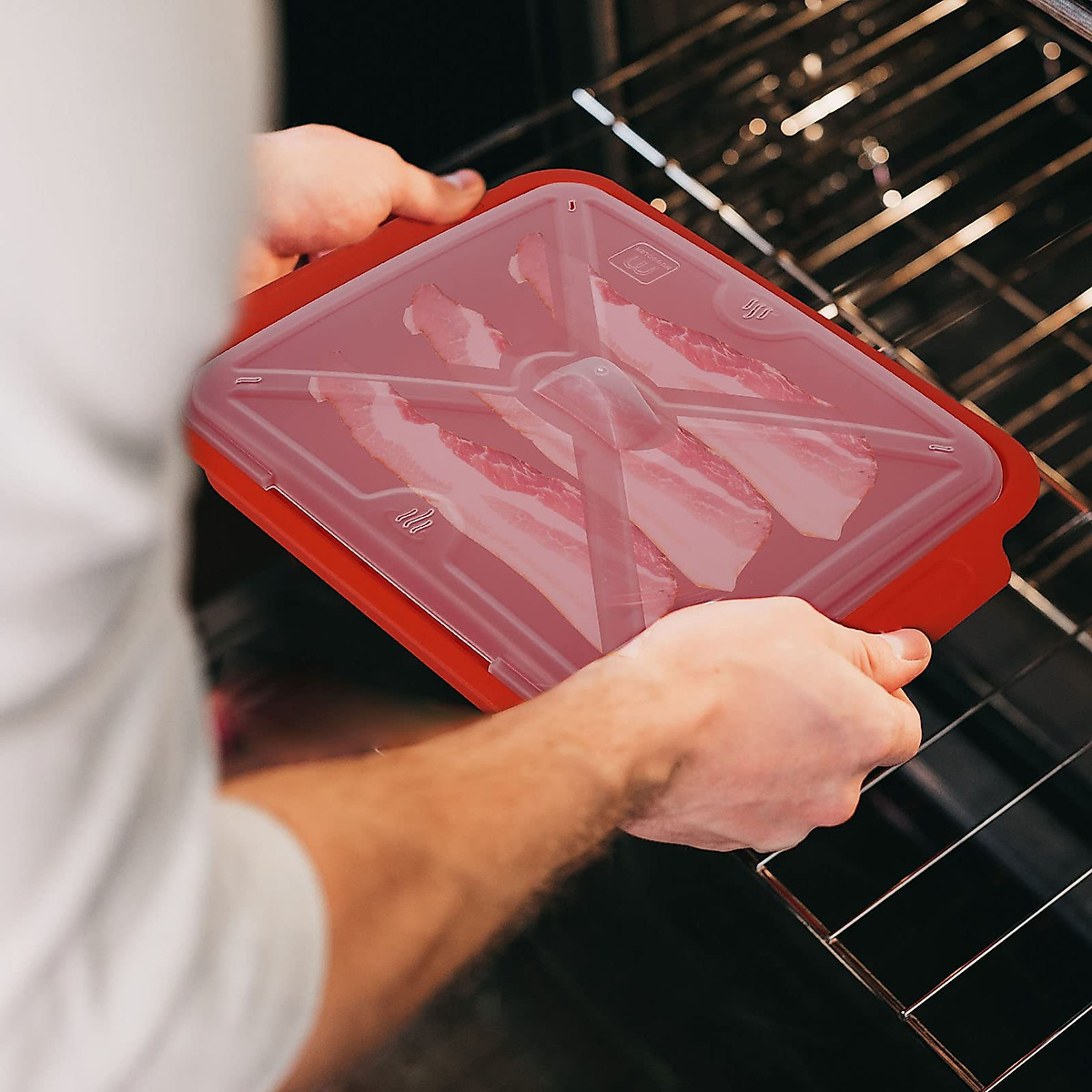 MMUGOOLER Microwave Easy Bacon Maker/Cooker with Lid, Safety, Quick and with No Mess, 11.3“ L x 9.0" W x 2.4" H- Red
