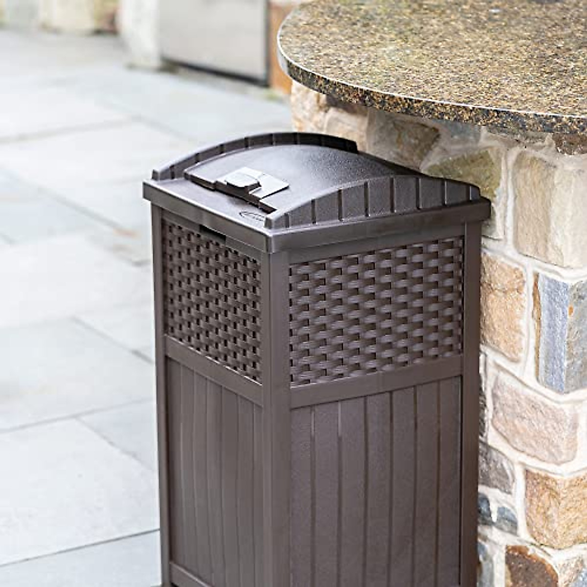 Suncast 33 Gal Hideaway Trash Can for Patio - Resin Outdoor Trash with Lid & 33 Gal Hideaway Can Resin Outdoor Trash with Lid Use in Backyard, Deck, or Patio, 33-Gal, Brown