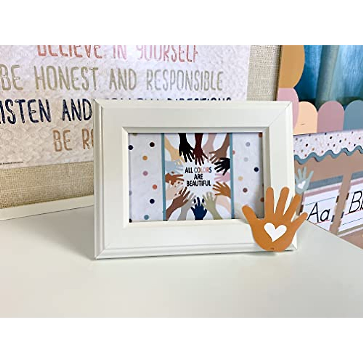Teacher Created Resources Everyone is Welcome Helping Hands Mini Accents (TCR7134)