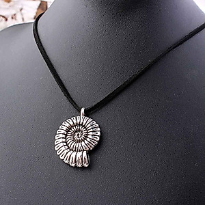 Tgirls Boho Conch Shell Necklace Chain Seashell Pendant Necklace Vintage Leather Suede Choker Necklaces for Women (Silver)