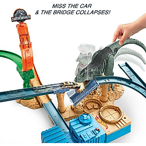Hot Wheels Jurassic World Dominion Toy Cars Track Set, Clash 'N Crash Playset with Motorized Booster & 1:64 Scale Car