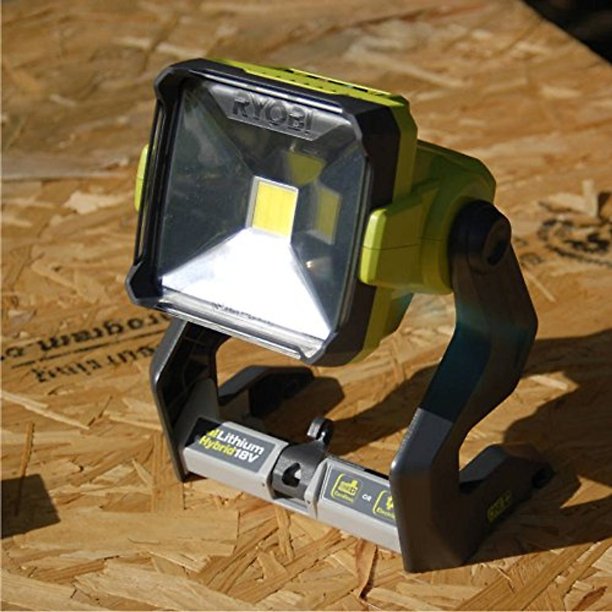 Ryobi P720 One+ 18-Volt Dual Power 20-Watt LED Work Light w/ Tripod Mount (Battery Not Included / Tool Only)