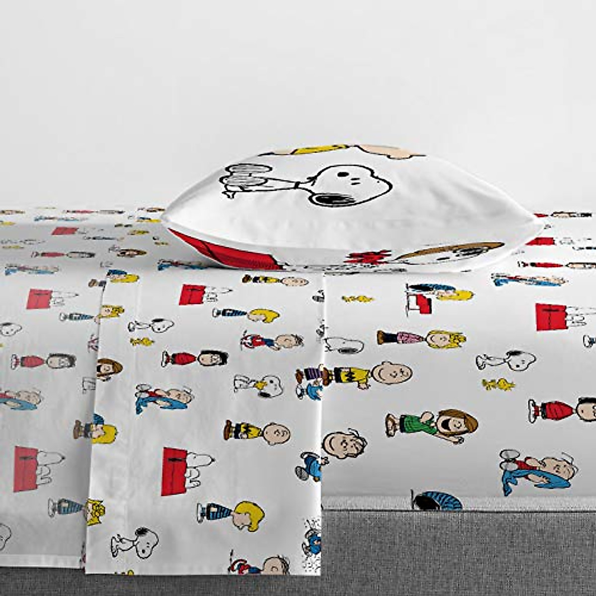 Jay Franco Peanuts Classic Pals 5 Piece Twin Bed Set - Includes Reversible Comforter & Sheet Set - Bedding Features Snoopy & Charlie Brown - Super Soft Fade Resistant Microfiber