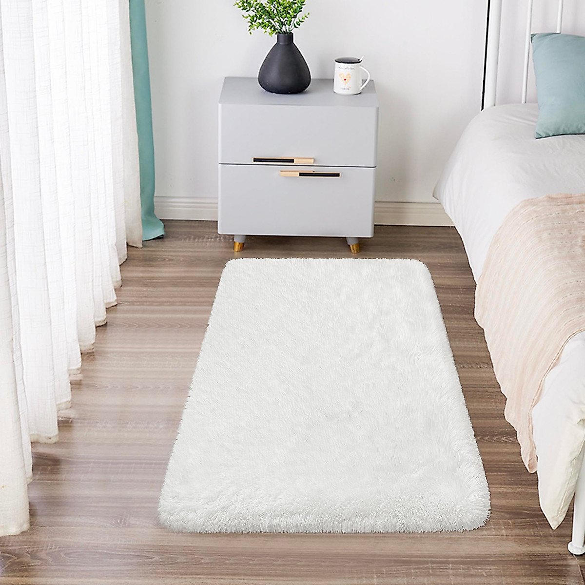 Small Fluffy Rugs for Bedroom 2x3 White Shaggy Area Rug Soft Plush Fuzzy Fur Throw Rug for Living Room Kids Nursery Baby Room Home Decor Aesthetic Carpets