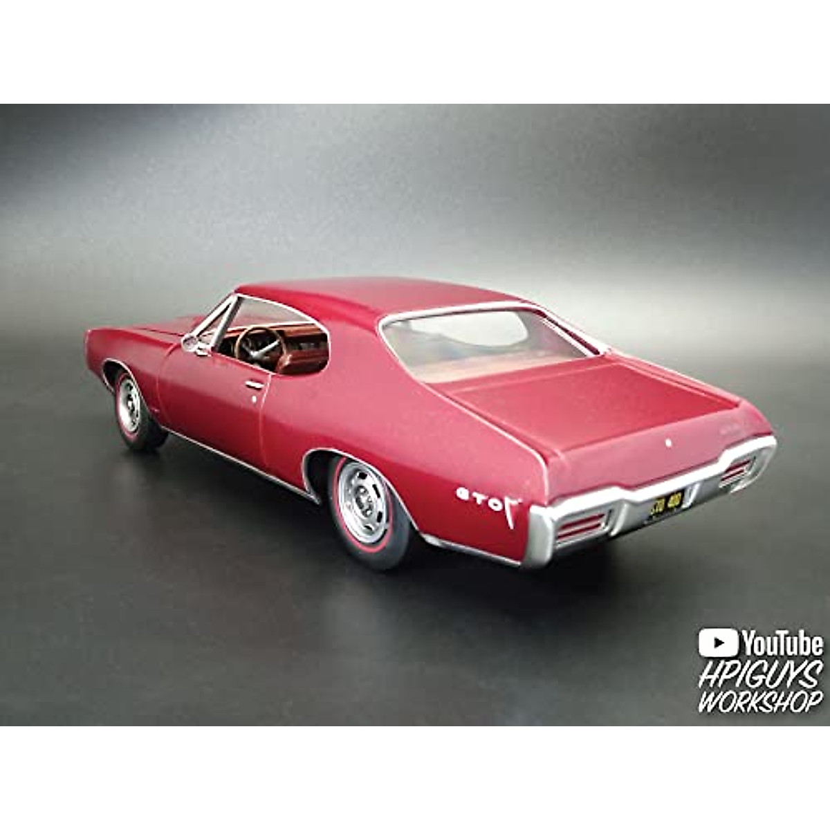 AMT 1968 Pontiac GTO Hardtop Craftsman Plus 1:25 Scale Model Kit