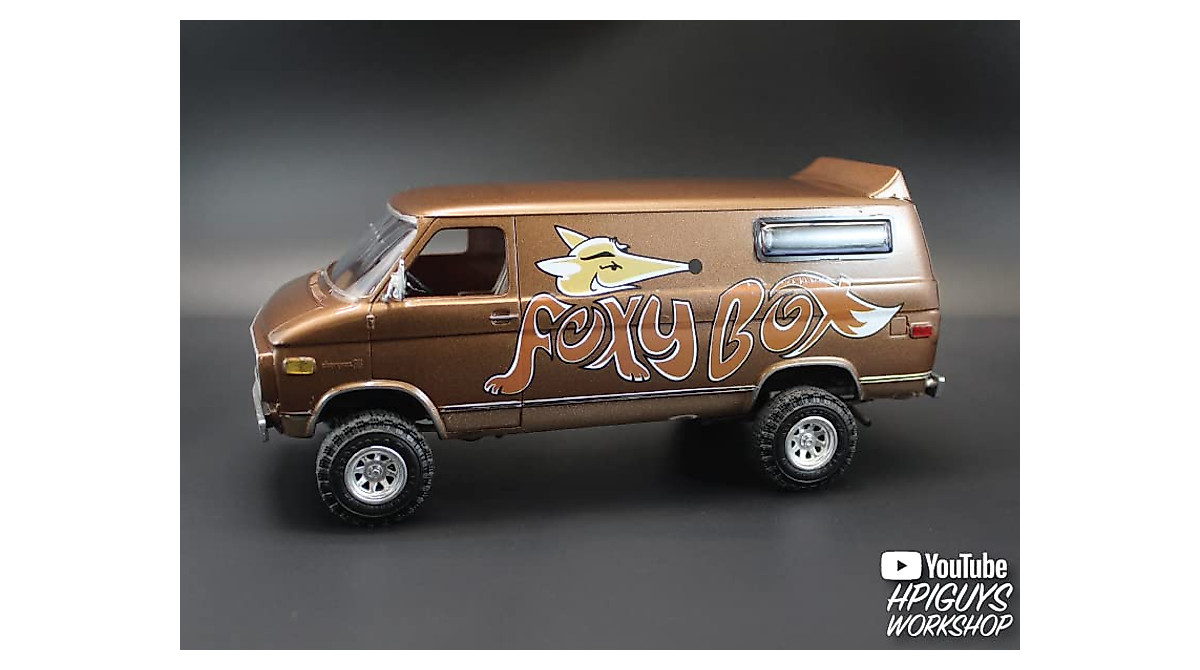 AMT 1975 Chevy Van Foxy Box 1:25 Scale Model Kit — 🛍️ The Retail Market