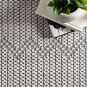 nuLOOM Lowen Tribal Indoor/Outdoor Area Rug, 4' x 6', Light Grey