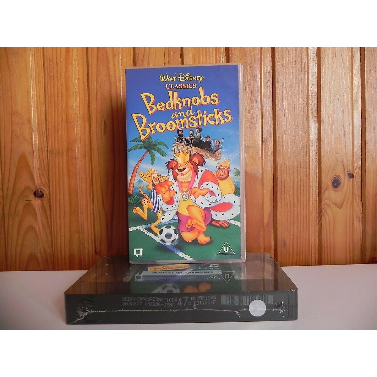 Bedknobs and Broomsticks [VHS]