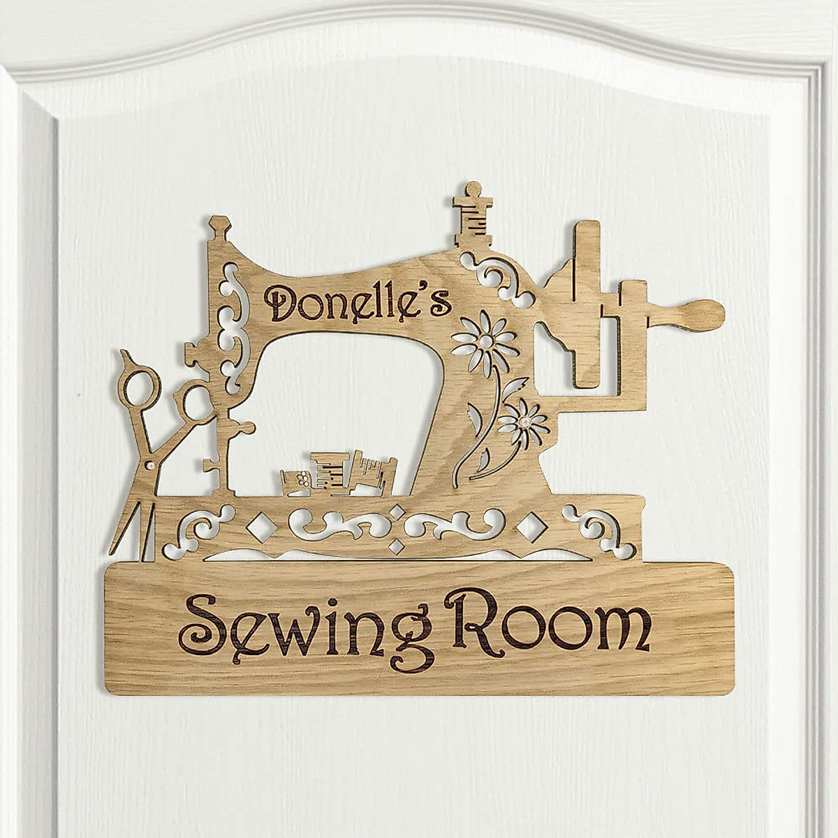 iDWYN Custom Name Engraved Sewing Room Sign for Retro Wall Decor Plaque Home Gate Garden Bars Restaurants Cafes Office Store Pubs Club Universal Household Signs Gift Mom Grandma Friend(Quilting Room)