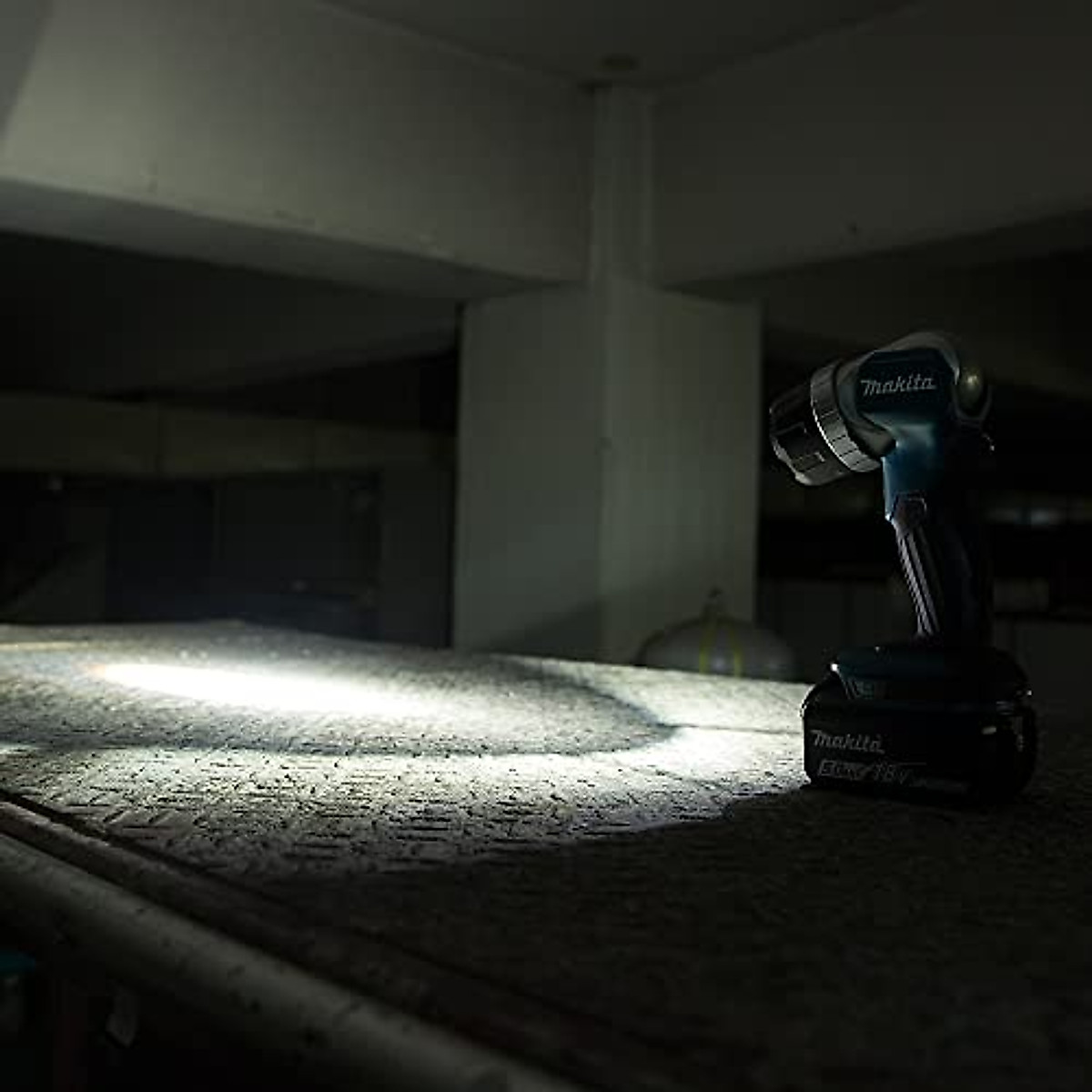 Makita DML808 18V LXT Lithium-Ion Cordless Adjustable Beam L.E.D. Flashlight, Flashlight Only