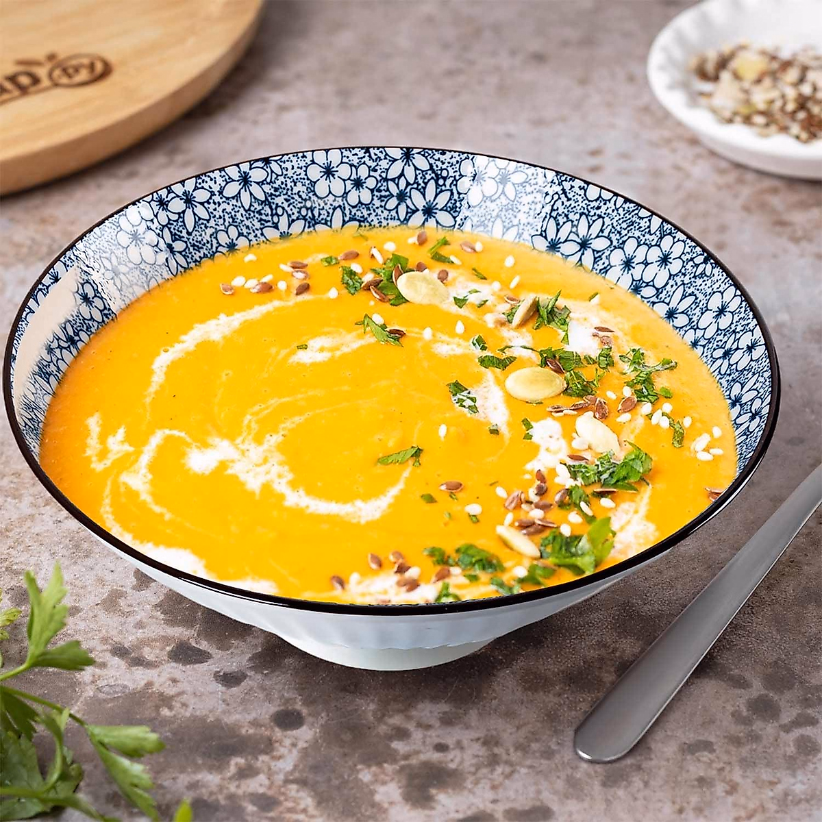 QINLANG 38 oz Japanese Ramen Bowls, Cereal Bowls, Soup Bowls, Pho Bowls, Noodle Bowls, 8 in Blue and White Ceramic Bowls Set of 4, Floral Pattern