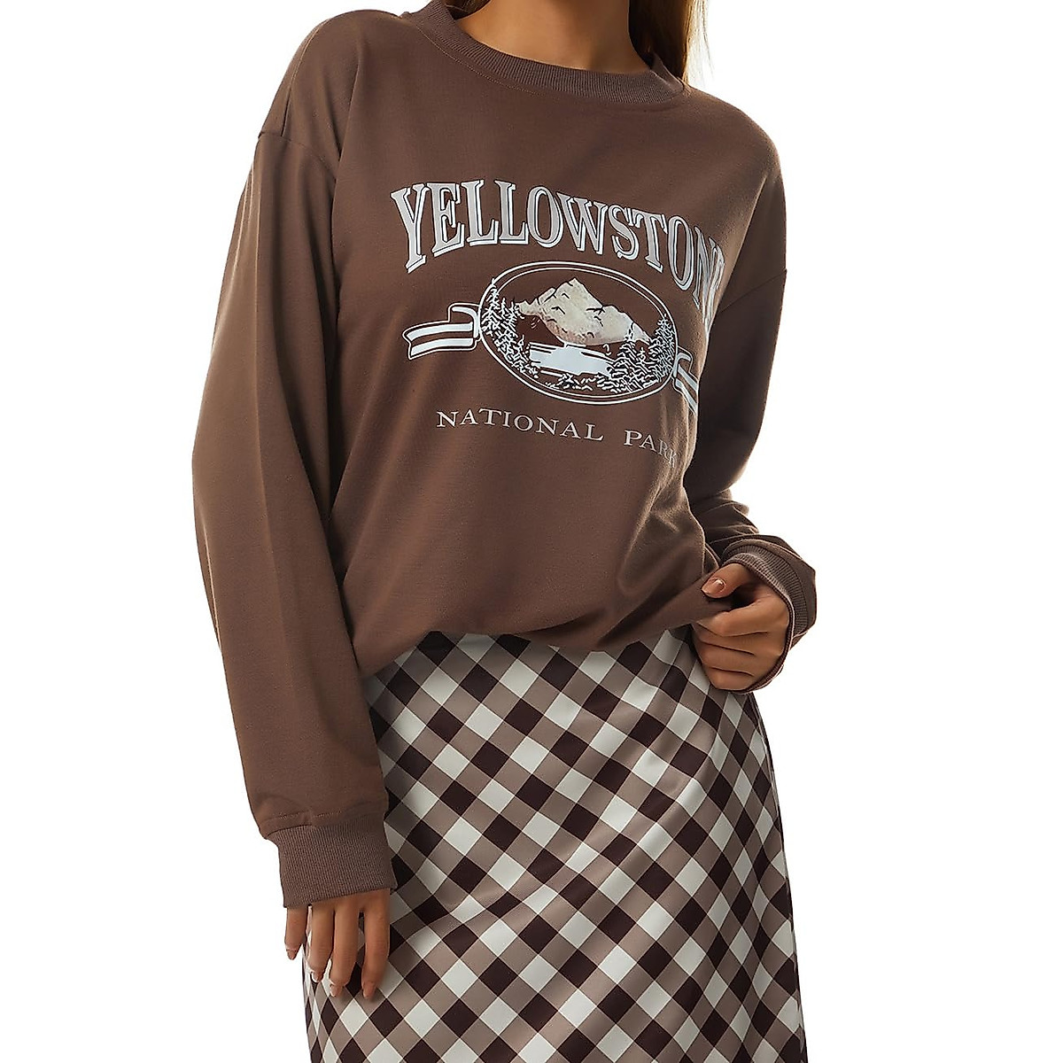 KOSUSANILL Women Graphic Crewneck Sweatshirt Y2k E Girl Aesthetic Vintage Printed 90s Streetwear Casual Long Sleeve Going Out Tops Pullover (Brown Letter, Large)