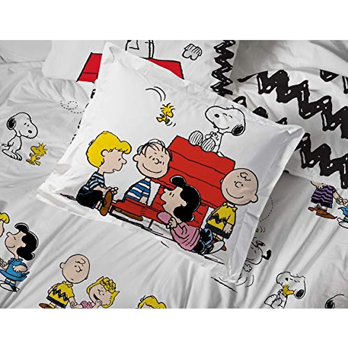 Jay Franco Peanuts Classic Pals 5 Piece Twin Bed Set - Includes Reversible Comforter & Sheet Set - Bedding Features Snoopy & Charlie Brown - Super Soft Fade Resistant Microfiber