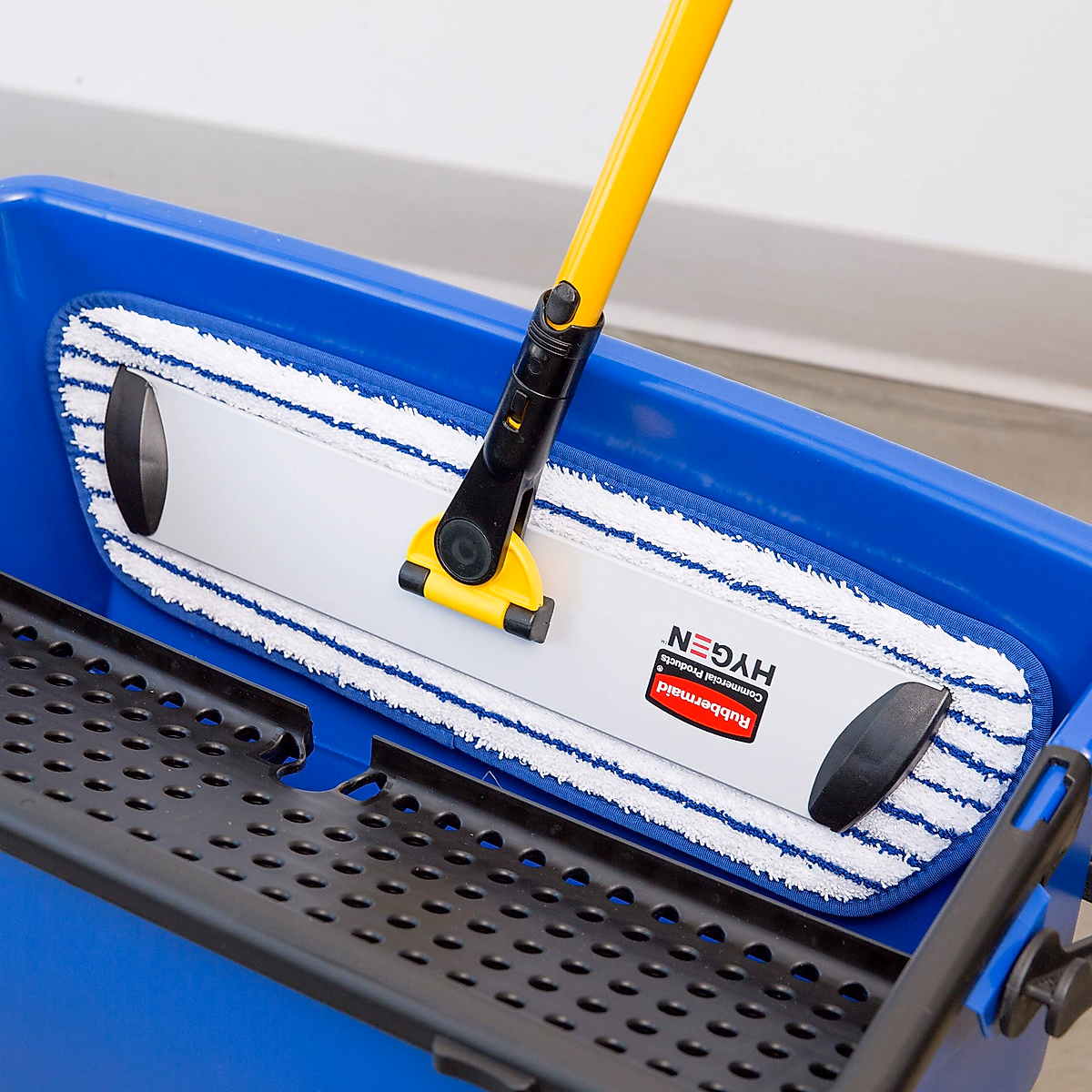 Rubbermaid Commercial Products Finish Mop Bucket with Wringer, 28-Quart, Blue, Compatible with Rubbermaid Microfiber Flat Mops up to 18-inches